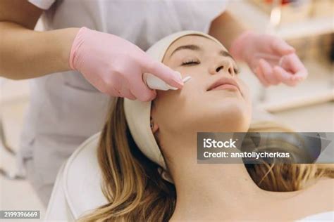 미용실에서 피부 관리 절차 중 여성의 얼굴에 크림을 바르는 미용사의 클로즈업 20 24세에 대한 스톡 사진 및 기타 이미지 20 24세 25 29세 2명 Istock