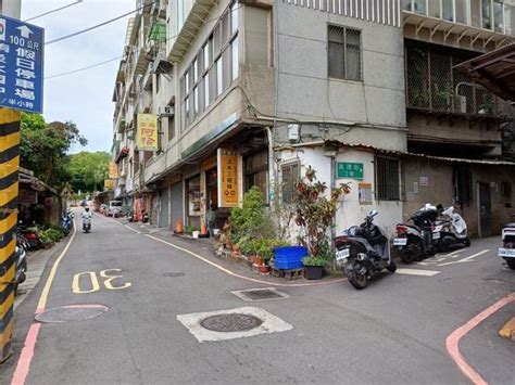淡水狂男隨機攻擊！情侶買「阿給」遇煞 遭猛踹還險挨拳她尖叫躲巷內 中天新聞網