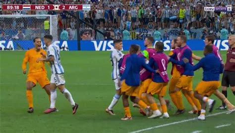 مشاده قوية بين اللاعبين في مباراة الارجنتين وهولندا بكأس العالم بطولات