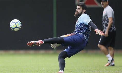 Em Má Fase Martín Silva Vê Sombra De Fernando Miguel Crescer No Vasco