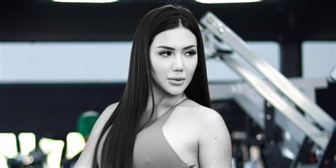 Serena Williams Shows Off Her Buttocks Posing In Tight Gray Leggings With Matching Top Photo