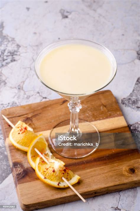 알콜 칵테일럼 주 콜라 다 파인애플과 나무 보드 회색 배경 레스토랑에서 마티니 글라스에 얼음 오렌지 슬라이스 크림 미도리 알코올 음료 메뉴 바 0명에 대한 스톡 사진 및