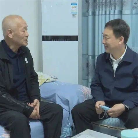 袁礼锋慰问退休老干部镇安县发展安融媒