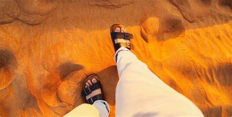 فالنتينو تعرضُ تشكيلةً راقيةً من صنادل بيركنستوك الرجاليّة لخريف