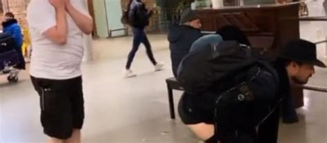Fernando Zor Mostra A Bunda Em Estação De Londres