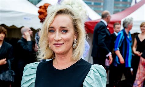 Eva Start Zoektocht Naar Knappe Jongen En Bibi Krijgt ‘iewl Naar Haar Hoofd Geslingerd Foto