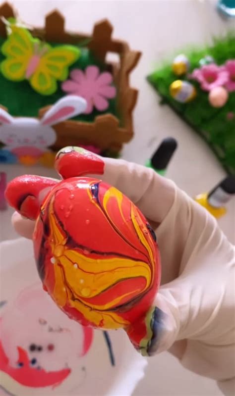 Македонка прикажува како да направите совршени декоративни велигденски јајца со лакови за нокти