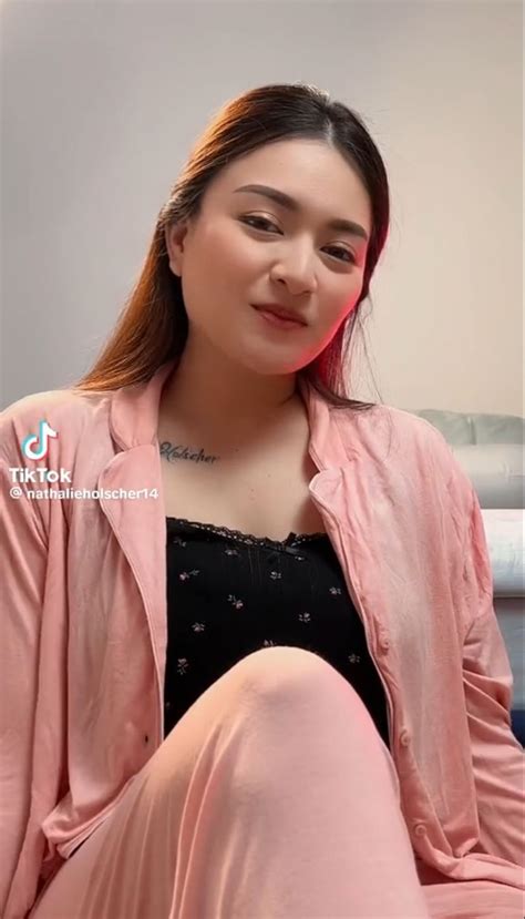 Kembali Tampil Seksi 7 Potret Nathalie Holscher Pamer Tato Yang
