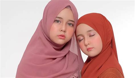 Potret Ciara Nadine Brosnan Pakai Kerudung Ini Makin Menggemaskan