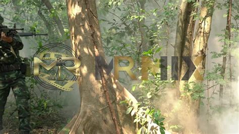 فوتیج نظامی سربازی که اسلحه و یونیفورم زره جنگی دارد نماشا