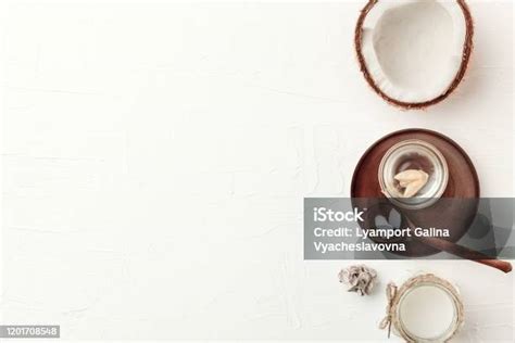코코넛 화장품 배경입니다 흰색 나무 배경에 코코 오일과 우유 무료 복사 공간 모형 머리와 얼굴 관리를위한 수제 천연 화장품 0명에 대한 스톡 사진 및 기타 이미지 Istock