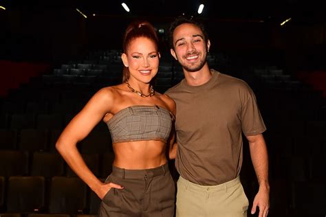 Larissa Manoela Beija Muito André Luiz Frambach Após Estreia De Peça