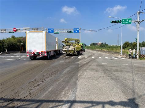 【有片】曳引車廢土沿路灑 害後方貨車失控撞分隔島 桃園電子報