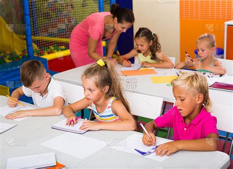 快乐的孩子们在学校上课