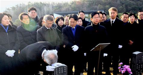 문재학 열사 묘 닦는 양부남