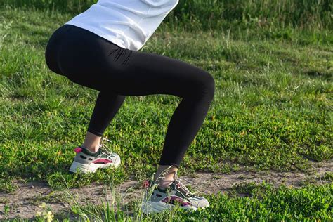 Outdoor Fitness Girl Doing Squat Creative Commons Bilder