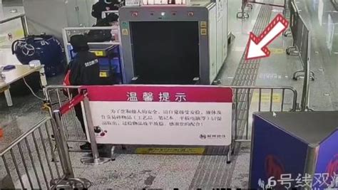 小猫躲进杭州地铁安检机，与辅警站务“斗智斗勇”关键帧澎湃新闻 The Paper