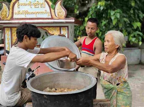 ဆားလင်းကြီးမြို့နယ်ရှိ စစ်ဘေးရှောင်ပြည်သူများကို ကြာဇံဟင်း ကျွေးမွေးလ