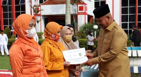Hari Pahlawan Bupati Serahkan Bantuan Janda Veteran Dan Ajak Pemuda