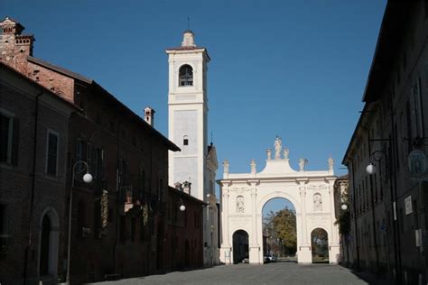 “cherasco In Fiore” Tra Le Vie Della Città Delle Paci