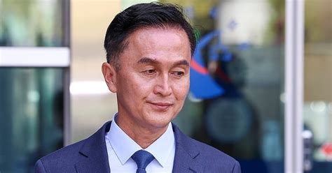 굳은 표정으로 법원 나서는 류삼영 전 총경