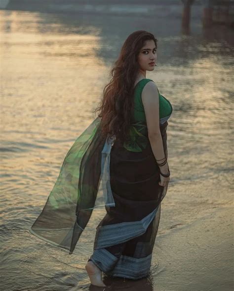 Kaavya Vurity Hot Cleavage Exposed In Saree