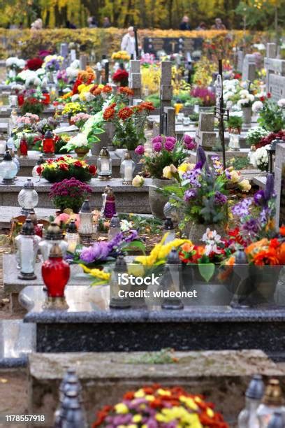 11월 1일 모든 성도의 날 축제에 폴란드 전통 묘지 가족에 대한 스톡 사진 및 기타 이미지 가족 감정 개념 Istock