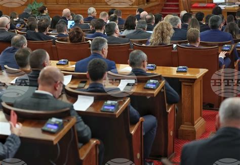 Депутатите решават дали да съкратят коледната си ваканция Утро