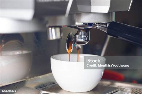 커피 추출 전문 커피 기계와 인테리어 배경 바에서 한 잔에 붓는 0명에 대한 스톡 사진 및 기타 이미지 0명 갈색 낮