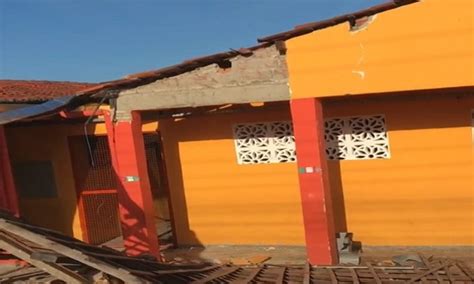Telhado de escola desaba no Conjunto Parque dos Faróis em Socorro O