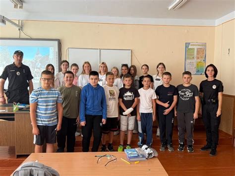 👮‍♀️ Інспектор сектору «Служба освітньої безпеки Марія Суглобова разом із 👮‍♂️ поліцейським