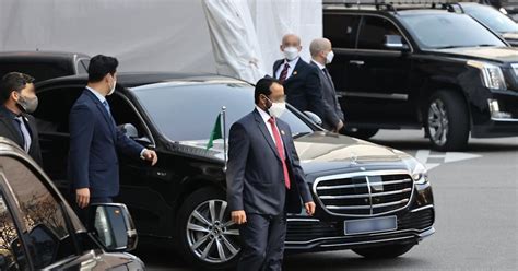 윤석열 대통령과 회담 위해 이동하는 빈 살만