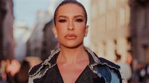 Lore Improta Marca Presença No Desfile Da Grife Philipp Plein Em Milão