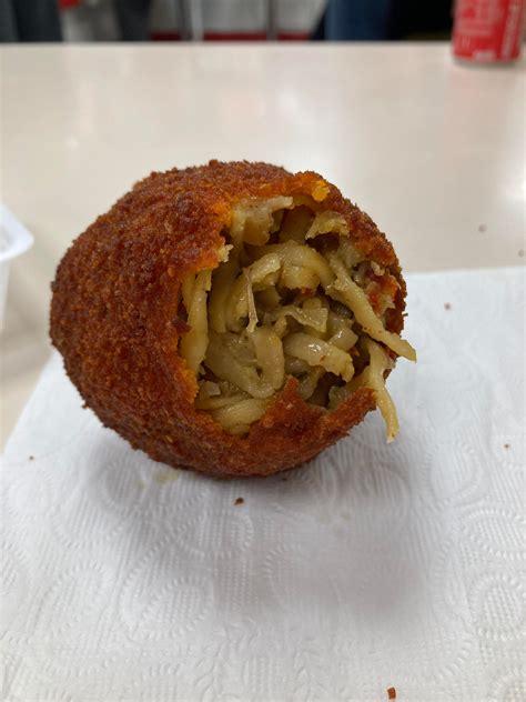 Het Is Toch Echt Een Kegel Die Vegetarische Bamibal Van Snackbar Jelle Het Parool