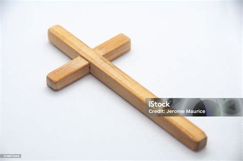 성 금요일 사순절 및 성주간 개념을 나타내는 흰색 표지 배경에 나무 십자가 0명에 대한 스톡 사진 및 기타 이미지 0명