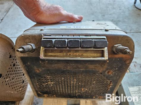 Classic Vehicle Radios And Knobs Bigiron Auctions