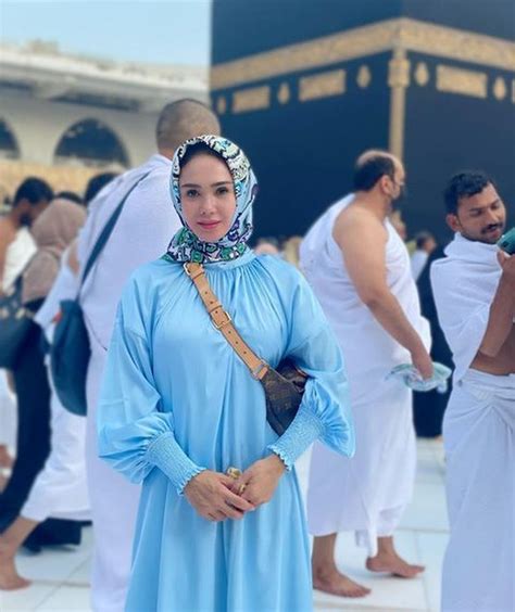 Series Of Photos Of Yuni Shara Wearing Hijab While Performing Umrah