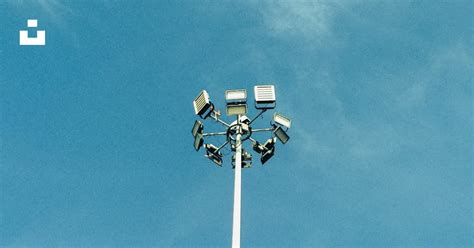 푸른 하늘 아래 앉아있는 키 큰 흰색 전등 기둥 사진 Unsplash의 무료 밝은 배경 이미지