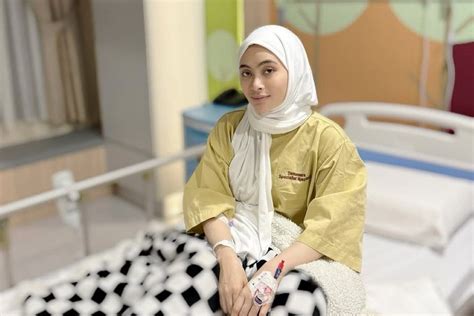 Malaysian Singer Adira Rushed To Hospital After Fainting From