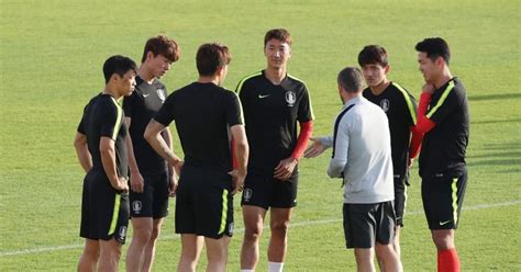 소그룹으로 나뉜 축구 대표팀