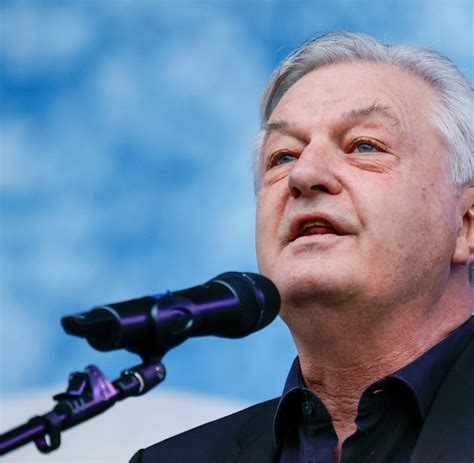 Razzia Bei „compact“ „deswegen Zeige Ich Wie Donald Trump Die Faust