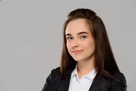 35 Professional Headshot Examples With Tips