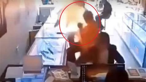 Captan Momento Cuando Un Celular Le Explota En La Cara A Un Hombre