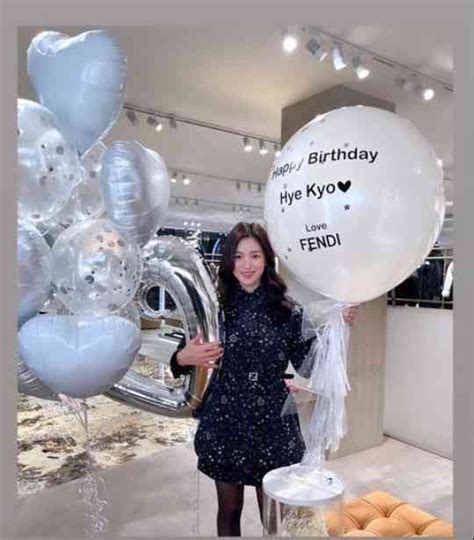 송혜교 42세 안 믿기는 동안 미모생일 축하에 환한 미소 연예뉴스