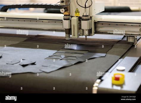 Automatic Flatbed Digital Cutting System Close Up Cnc Leather Cutting Machine Selective Focus