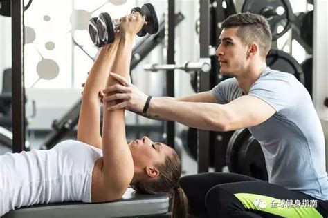 美女教练上课打男学员屁股？！视频曝光后，这家健身房火了！ 搜狐大视野 搜狐新闻