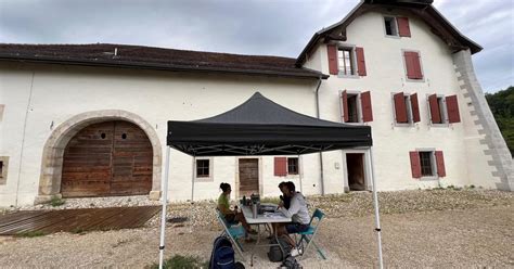Ici La Terre à La Ferme Du Bois De Chênes Près De Genolier Vd