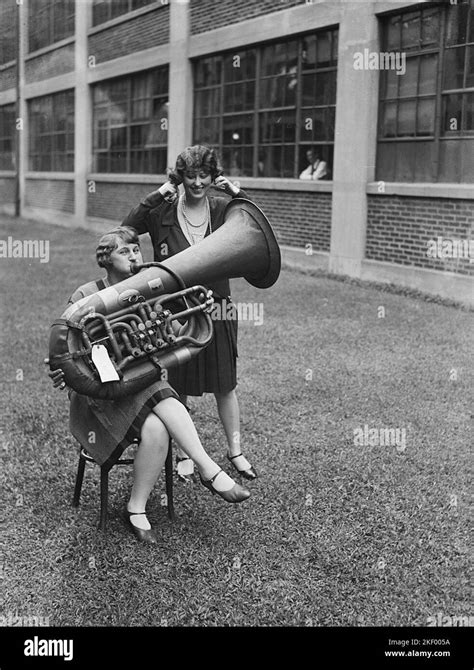 Röhrenspieler Lustiges Foto Einer Frau Die Mit Einer Anderen Frau