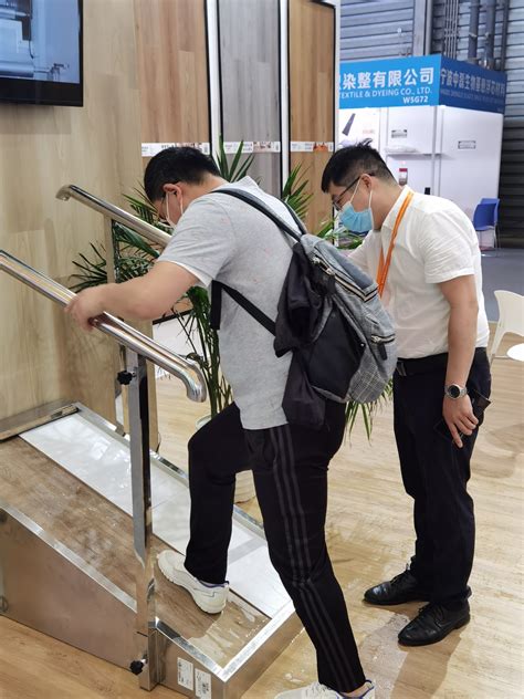 装修地面用什么材料好？6种地面铺装材料和5个装修建议 石晶地板品牌小蓝鲸石晶