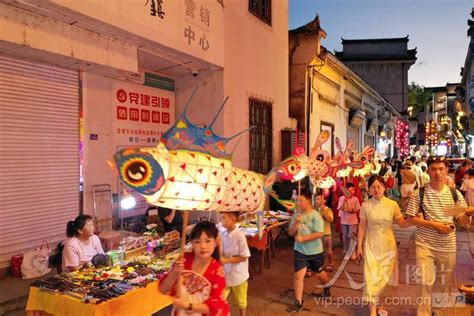 安徽黟县：非遗鱼灯助力夜经济 人民图片网